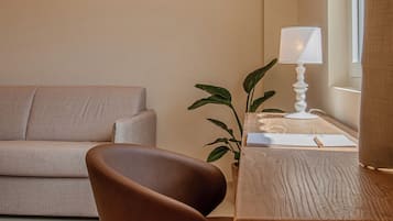 Suíte clássica | Área de estar | Smart TV 42 polegadas com canais digitais, brinquedos