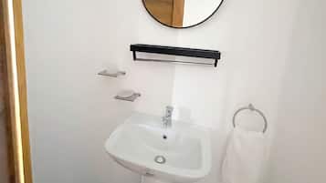Quarto Deluxe | Casa de banho | Sabão, champô, papel higiénico