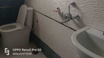 Chuveiro, chuveiro com efeito de chuva, toalhas de banho
