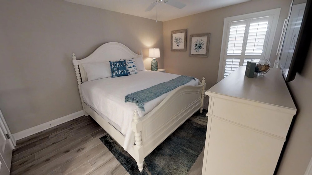 SUNRISE GULF VIEW/BEACH FRONT UNIT! ENJOY 1 FREE BEACH CHAIR SETUP UP ...