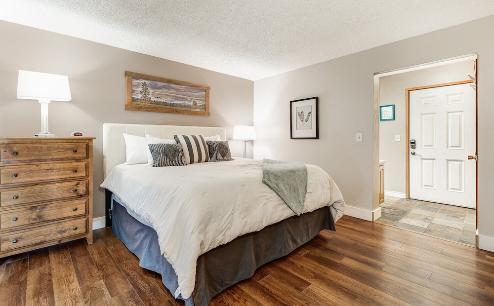 Park View Condo For 4 With King Bed, 2 Patios And Fireplace! - Bend, OR