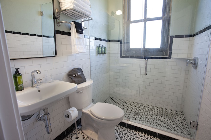 Greyhound Inn - Deluxe King Suite - Tyler, TX