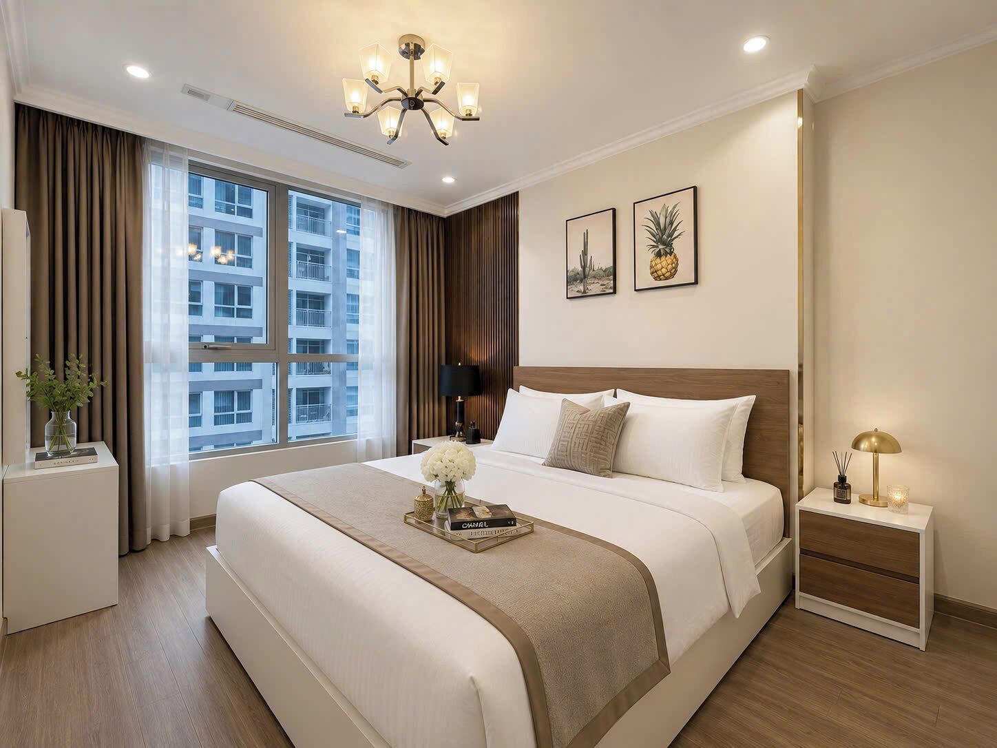 Quarto de hotel com uma cama grande, uma mesa de cabeceira, uma luminária, uma janela com vista para um edifício e um candelabro.