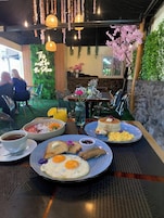 Café da manhã feito na hora todos os dias mediante uma taxa