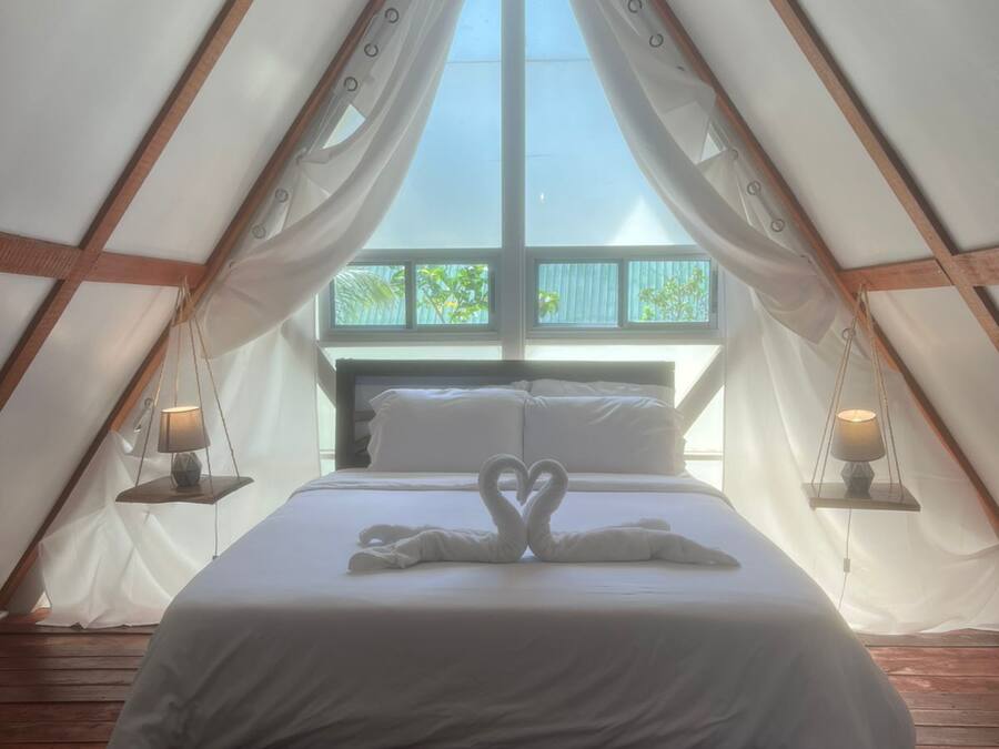 Quarto casal | Escrivaninha, espaço de trabalho para notebook, Wi-Fi de cortesia