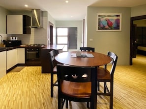 Apartamento standard | Opções para refeição no quarto