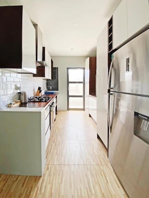 Apartamento standard | Cozinha privada | Geladeira grande, micro-ondas, fogão, cooktop