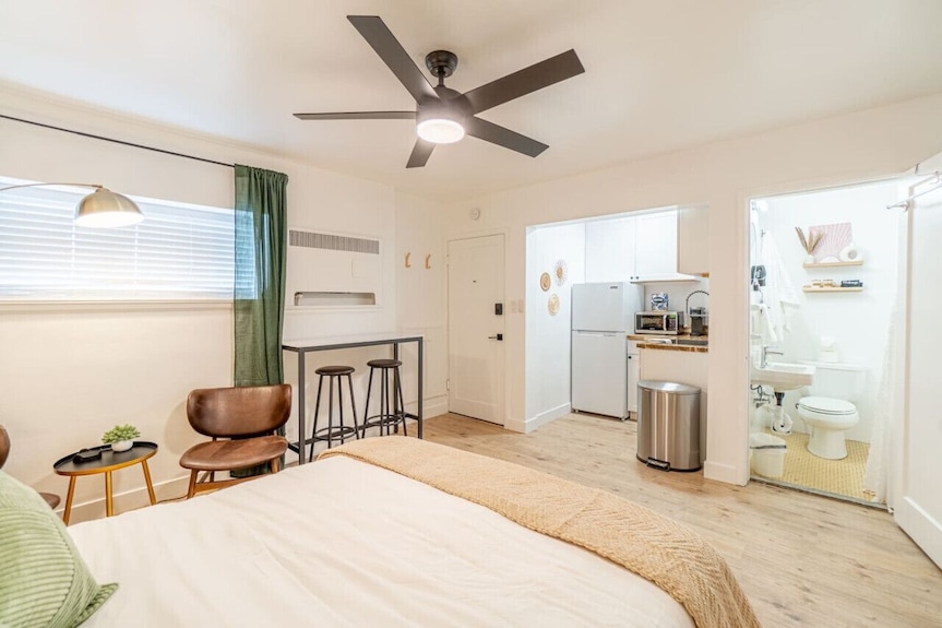 Riverside Glam: Stylish Urban Escape - 리노