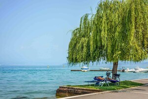 Na praia, areia preta 