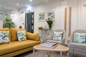 Área de estar no saguão