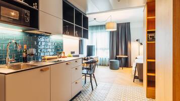 Edredões de penas, cofre no quarto, cortinas/cortinados opacos