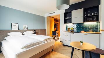 Edredões de penas, cofre no quarto, cortinas/cortinados opacos