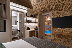 Quarto casal romântico | Roupas de cama premium, frigobar, cofres nos quartos, escrivaninha