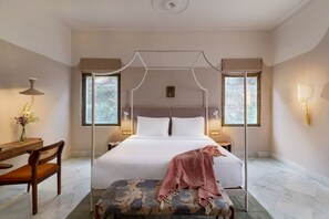 Quarto casal premium | Escrivaninha, Wi-Fi de cortesia, roupa de cama