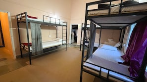Dormitório compartilhado standard, em dormitório misto | Cofres nos quartos, quartos à prova de som, Wi-Fi de cortesia