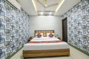 Quarto Deluxe | Lençóis de algodão egípcio, roupa de alta qualidade, cofre no quarto