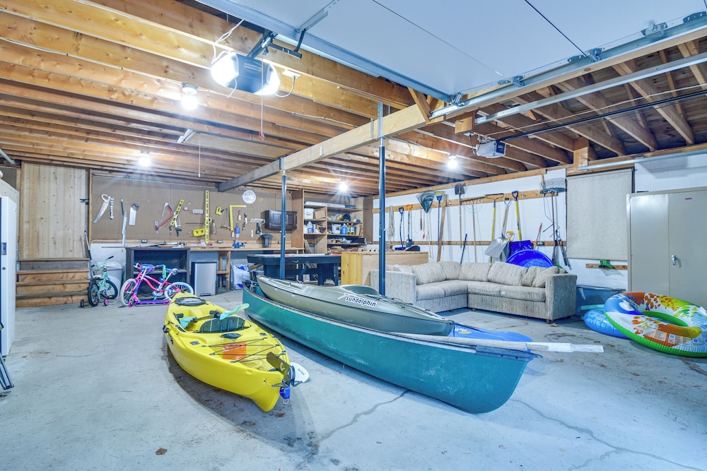 Cozy Thompson Lake Cabin W/ Boat Dock & Launch - Lost Valley Ski Area, ME