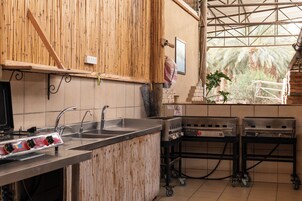 Uma máquina de café expresso, uma chaleira elétrica 