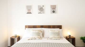 Quarto luxo, 1 quarto, vista para o jardim | Roupas de cama antialérgicas, edredons de pluma, escrivaninha