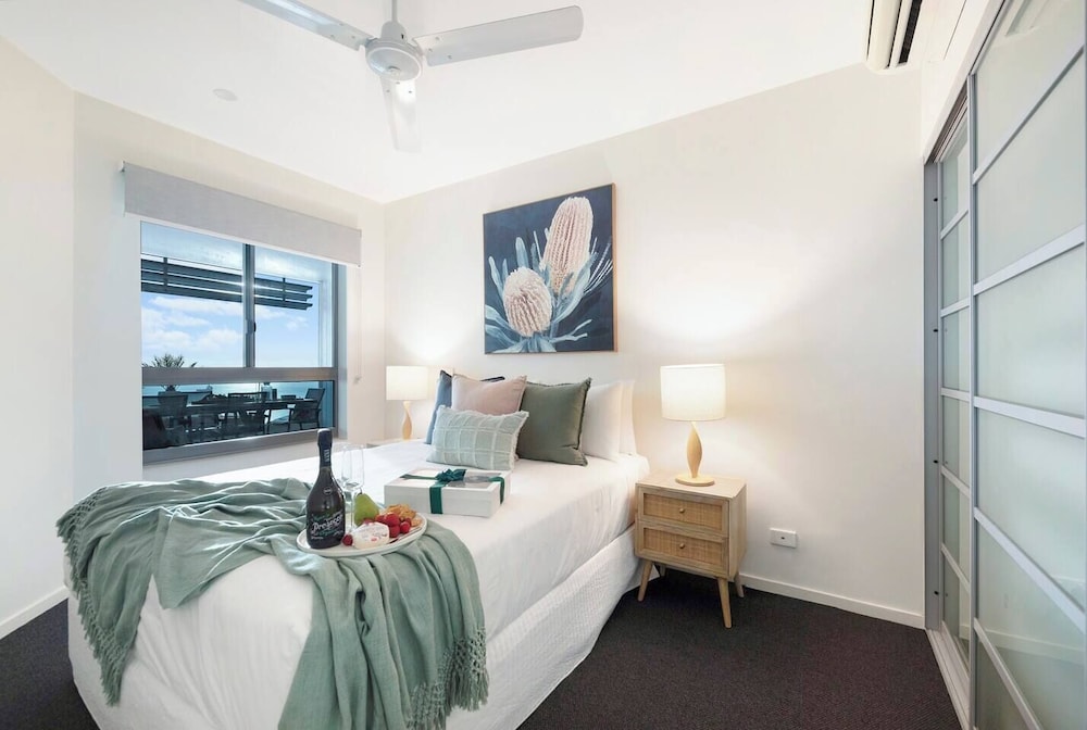 High Top Retreat City Chic With Ocean Outlooks - Darwin