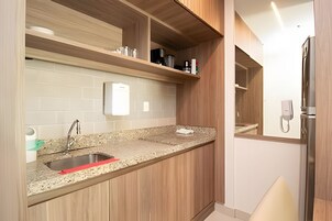 Apartamento básico | Cozinha privada | Micro-ondas, talheres/pratos/utensílios de cozinha