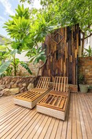 Piscina exterior, guarda-sóis, espreguiçadeiras 