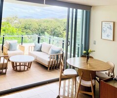 Apartamento superior | Área de estar | TV de tela plana
