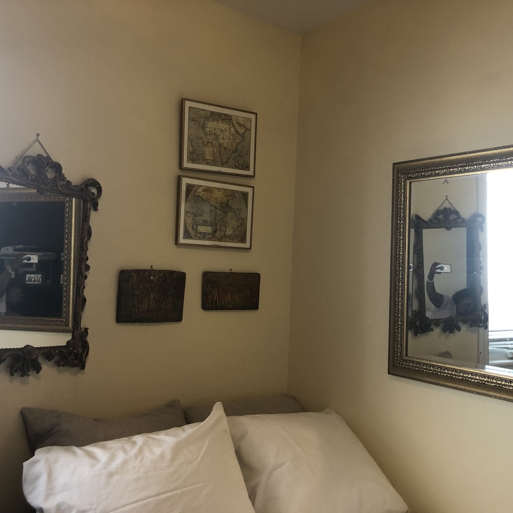 Small Cozy Room With Bathroom On Main Floor - Toronto