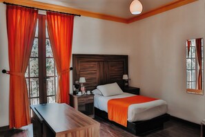 Quarto Triplo Básico | Cofre no quarto, com mobília individualizada, secretária