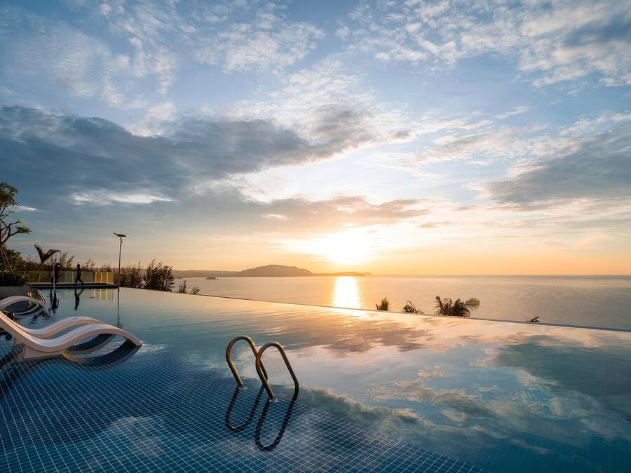 5 piscinas externas, funciona das 6h às 20h, barracas de cortesia