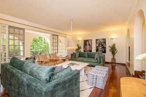 Casa de Férias Empresarial, 3 quartos, não fumadores, vista para o rio | Sala de estar | Smart TV de 55 polegadas com canais digitais 