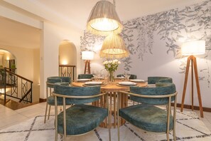 Casa de Férias Empresarial, 3 quartos, não fumadores, vista para o rio | Refeições no quarto