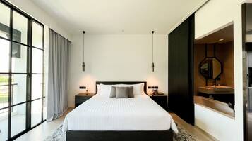 Quarto moderno com cama grande, mesas de cabeceira, armário embutido e uma janela ampla com cortinas.