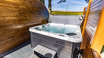 Quarto casal design, banheira de imersão, vista para o jardim | Banheira de hidromassagem particular