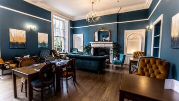 Área de estar no saguão