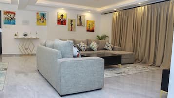 Apartamento conforto | Área de estar | Smart TV 24 polegadas com canais digitais