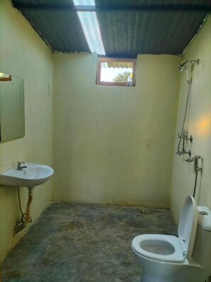 Quarto solteiro econômico | Banheiro | Produtos de toalete grátis, chinelos
