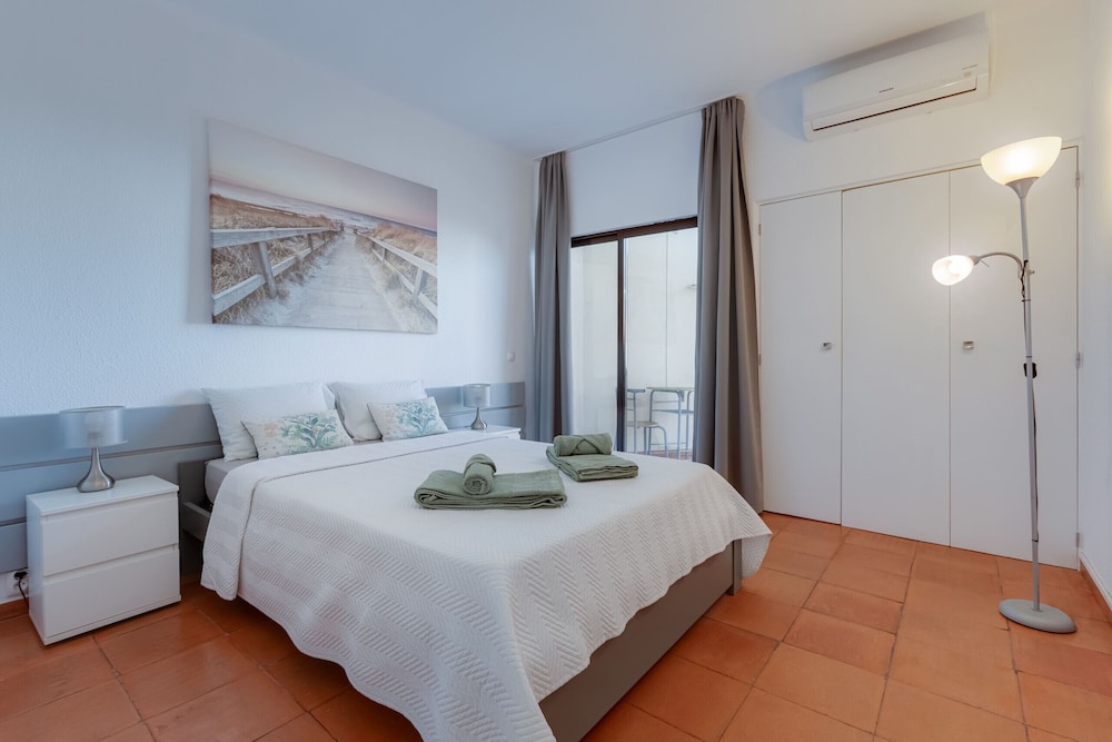 Renovated apartment for 4 with pool view in Albufeira - Montechoro | Vrbo