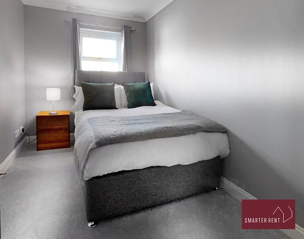 Woking - Driveway Parking, Pets Welcome - Woking