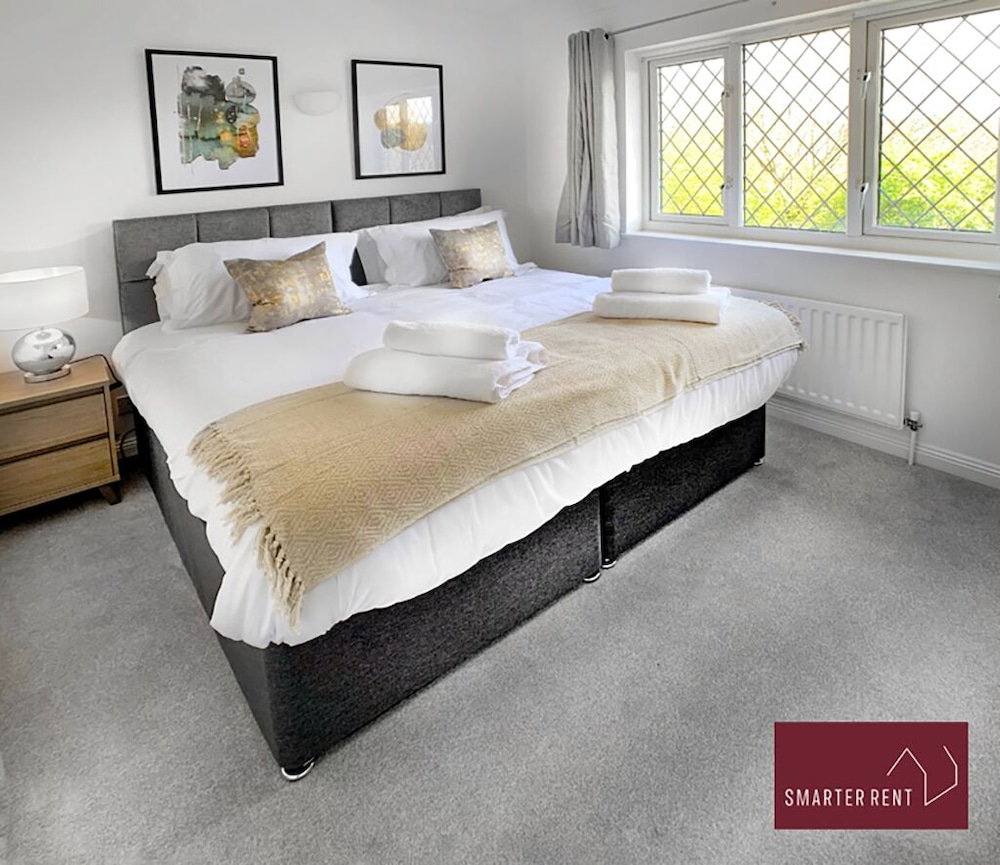 Woking - Parking, Garden, 2bed - Woking