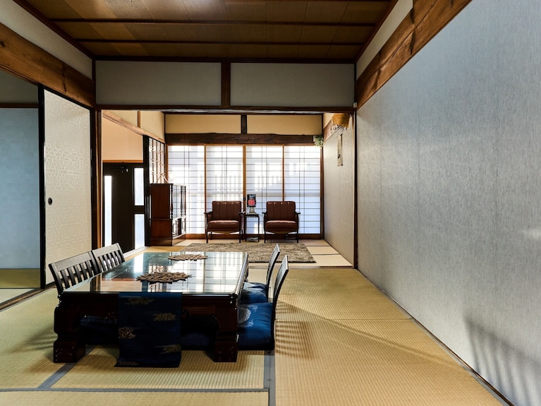 4名まで同一料金。14名まで追加可能。久村海岸は徒歩3〜4分。148㎡の6dk。中庭付き京風町家。 / 出雲市 島根県 - 出雲市