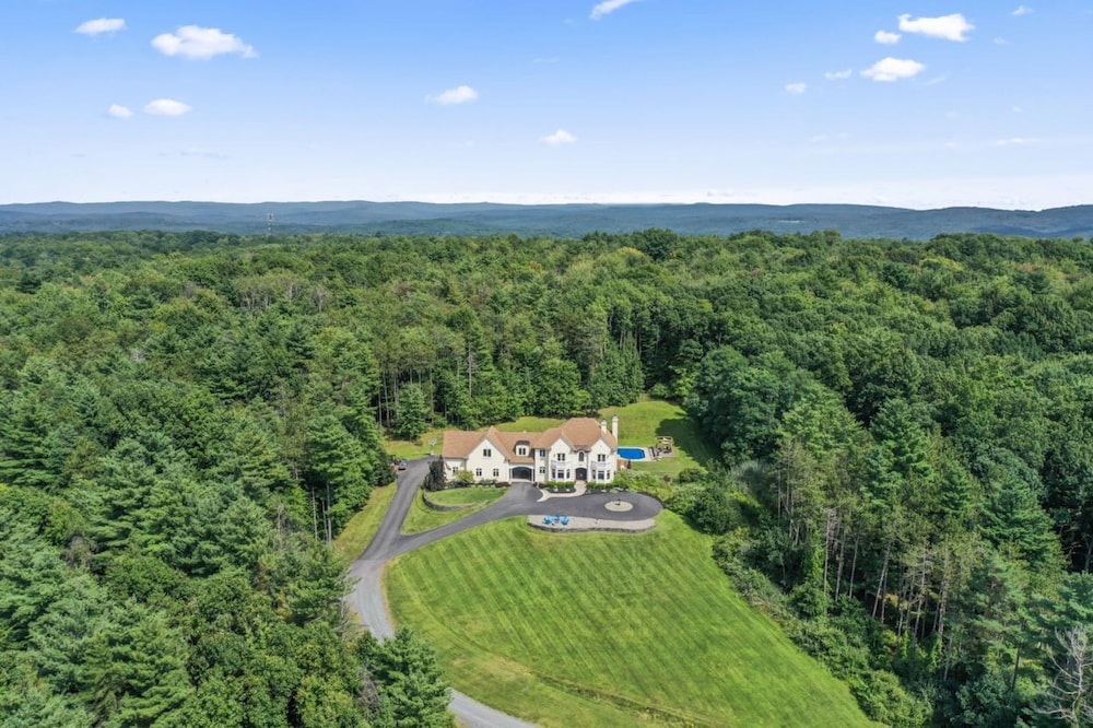 Secluded Lux Mansion Pool Home With Amazing Views - Nassau, NY
