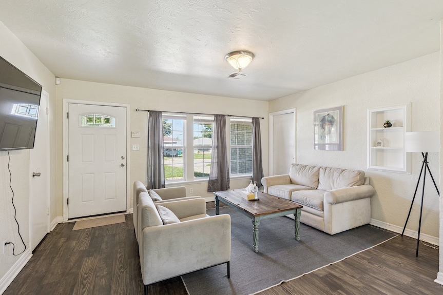 2br Apt | 5 Min To Okc Zoo & Remington Park | Kitchen, Wi-fi, Free Parking #Ta - Oklahoma City, OK