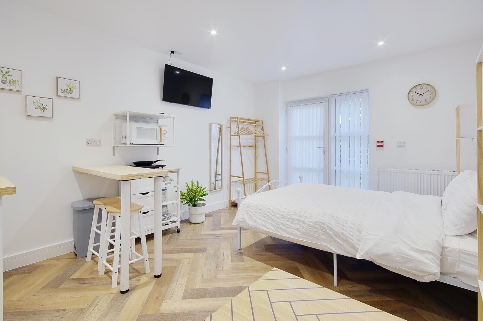 A King Suite With Private Entrance Large Bathroom - Bournemouth