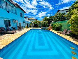 Piscina externa, funciona das 8h às 20h, guarda-sóis, espreguiçadeiras