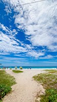 Perto da praia, areia branca 