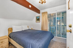 Cabine, várias camas, pátio, vista para a montanha (Brookside Cottage) | 3 quartos, com decoração personalizada, com mobília individualizada 