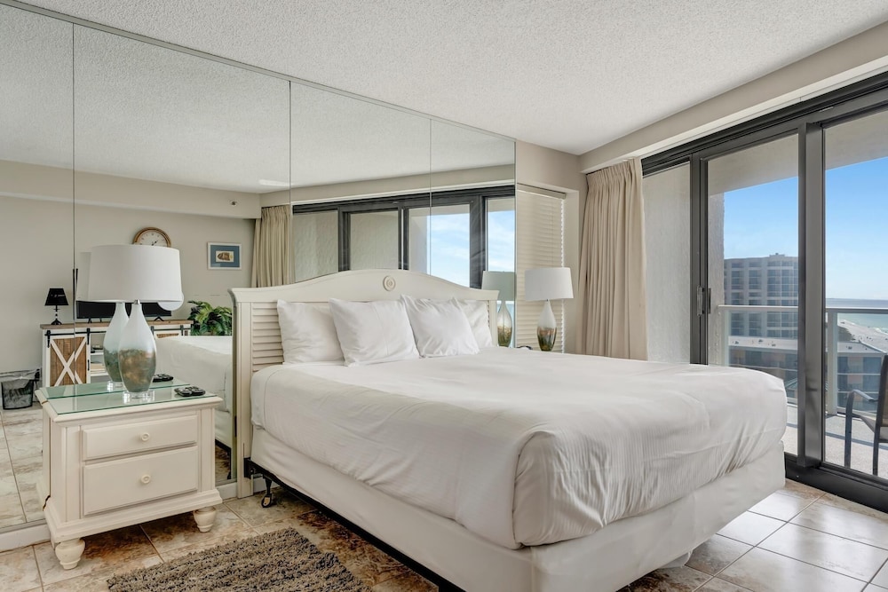 Elevated Coastal Bliss: 12th-Floor Studio Retreat with Panoramic Gulf ...