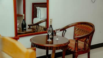 Secretária, Wi-fi grátis, roupa de cama fornecida