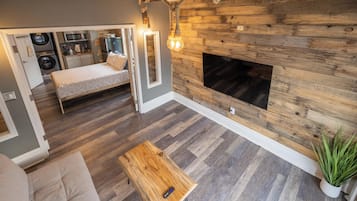 Loft, 2 quartos, vista para o rio | Sala de estar | Smart TV de 75 de polegadas com canais digitais, lareira, Netflix